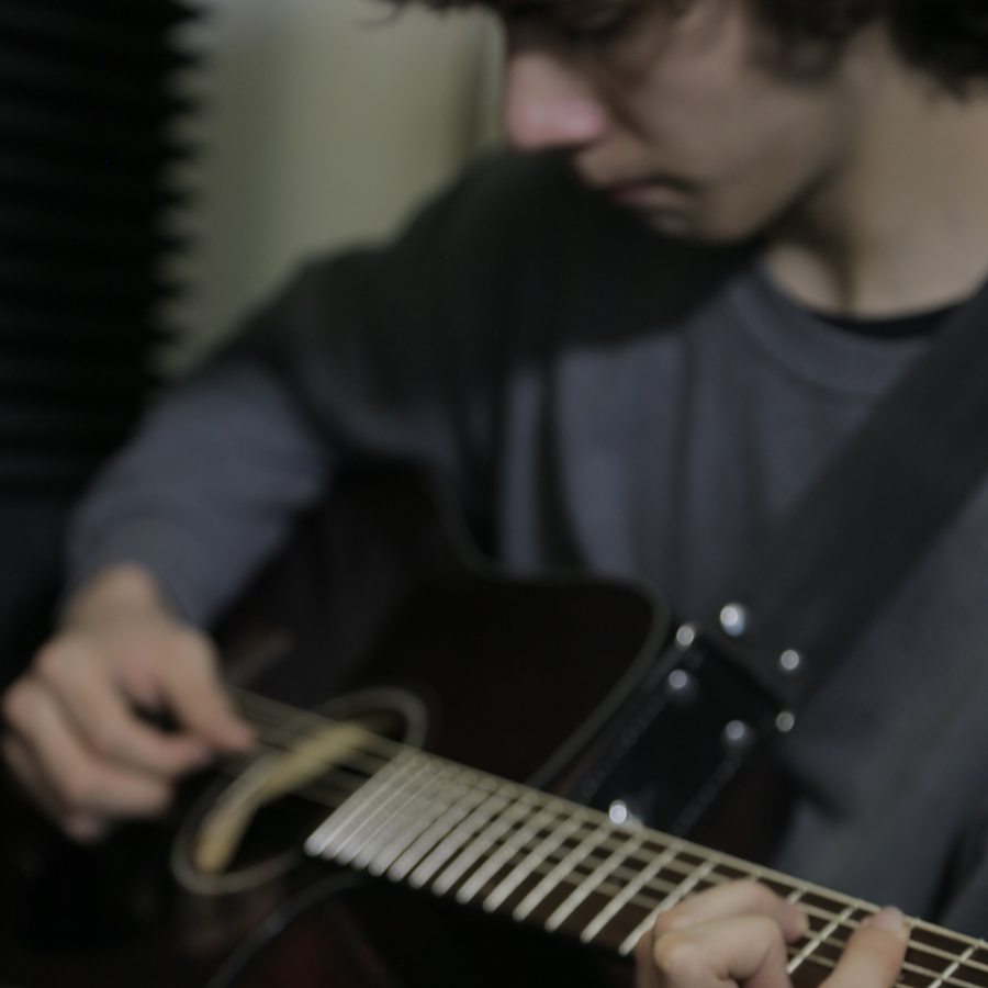 Jonathan Alejandro grabando guitarras para su primer lanzamiento ...